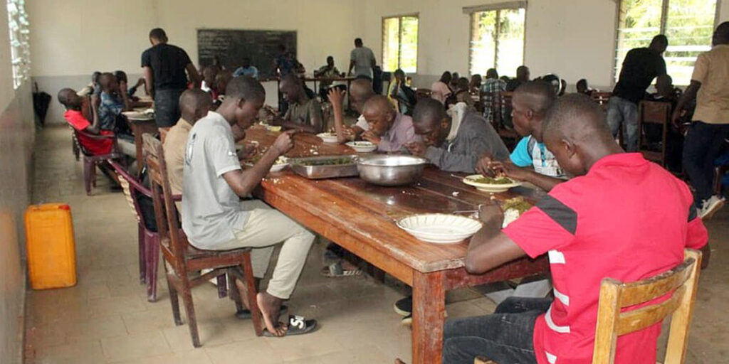 Republik Kongo: Dachrenovierung in einem Kleinseminar - KIRCHE IN NOT